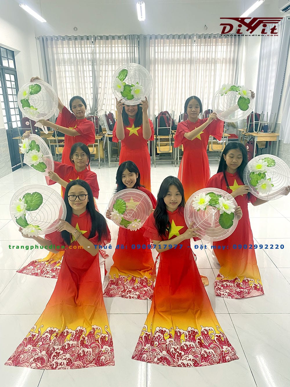 Áo dài đỏ sao vàng tà sóng biển - Trang phục biểu diễn DiVit